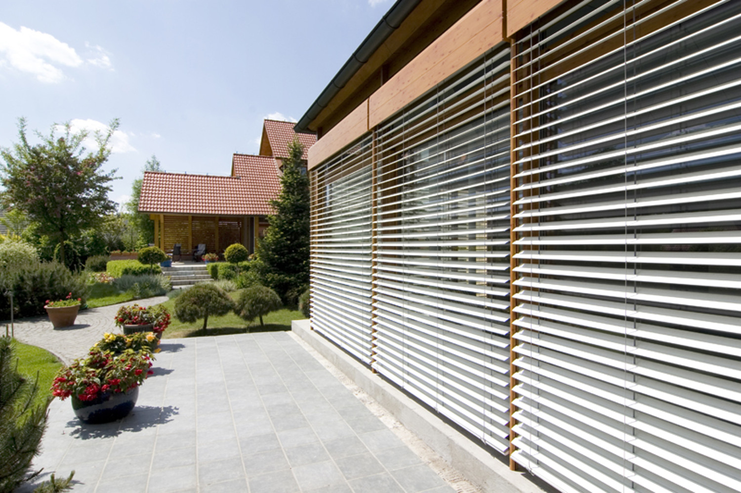 JVS – Wintergardens – Umbrire pereti cu storuri